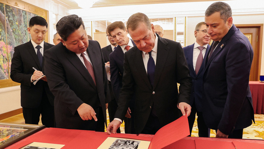 Medvédev entrega al líder de la RPDC una carta de Kim Il-sung a Stalin ...