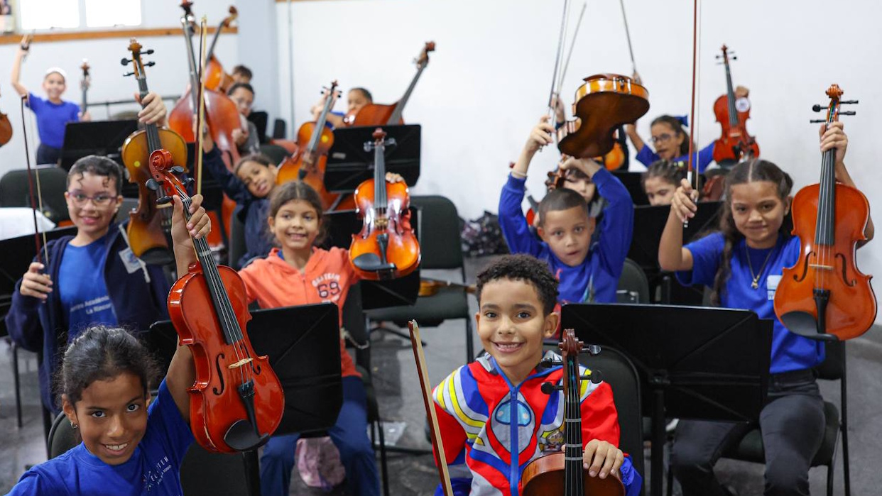 China donó al Sistema de Orquestas de Venezuela casi 600 instrumentos ...